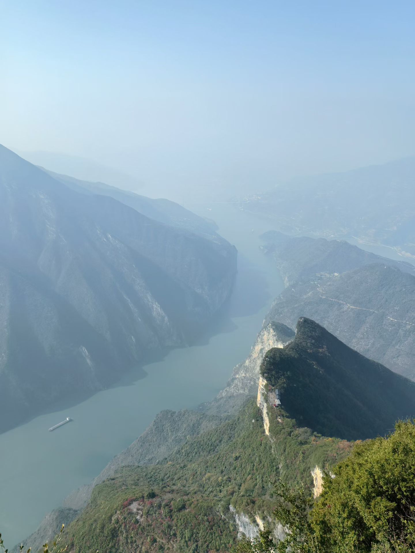 Hiking the Three Gorges Summit in Wushan: Stunning Views & Autumn Colors